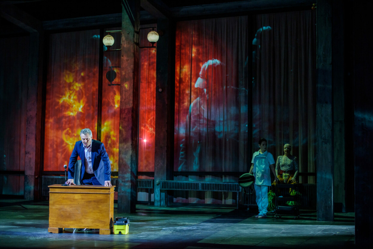 Opern-Kritik: Deutsches Nationaltheater Weimar – Der goldene Hahn